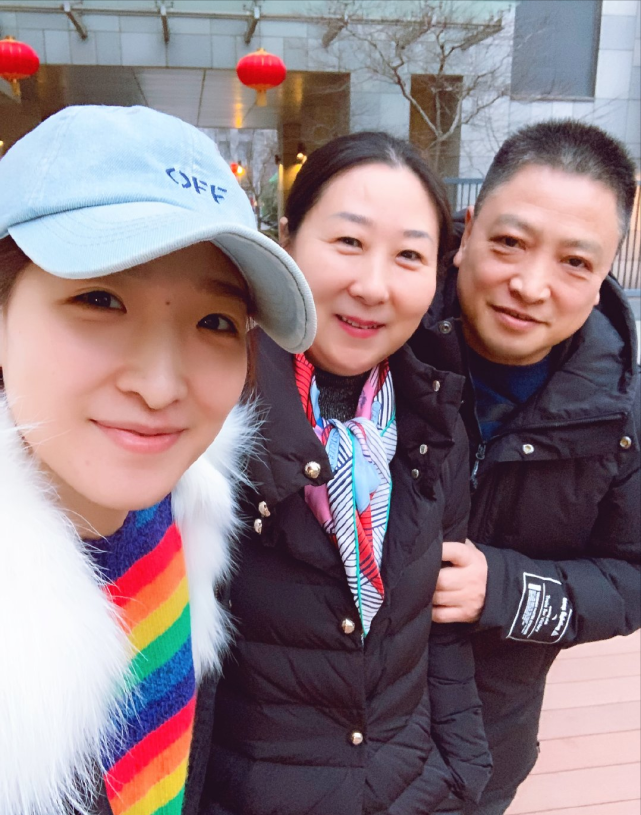 Group photo of Guoping's family, Chen Meng looks like his mother, and ...