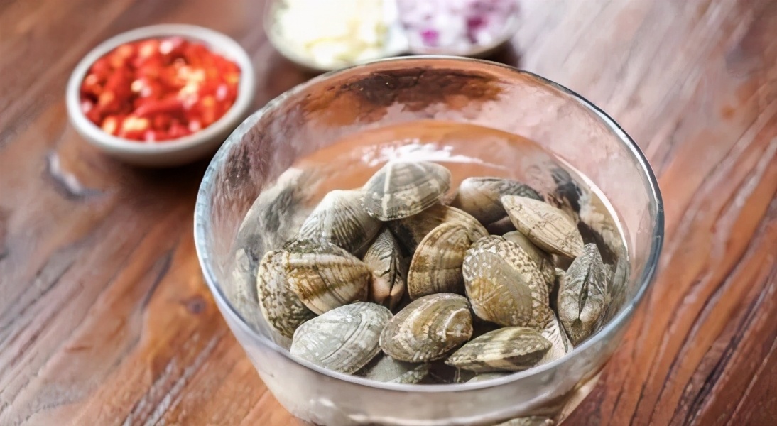 When washing clams, it is most avoided to add salt directly. The old ...