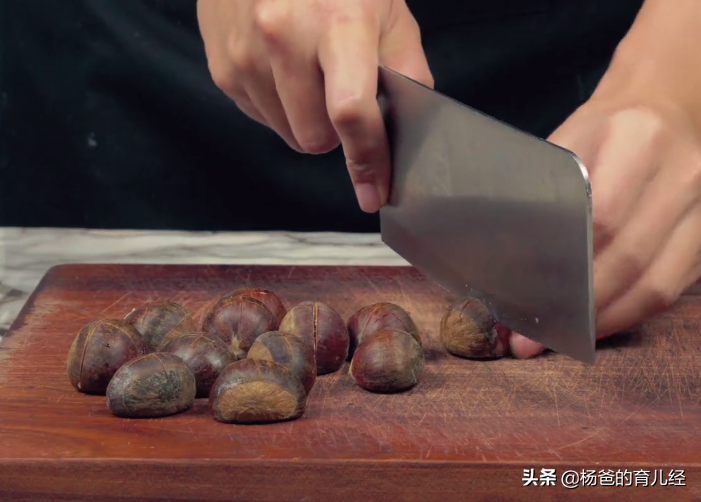 The chestnut braised chicken is too delicious, it is delicious and soft ...