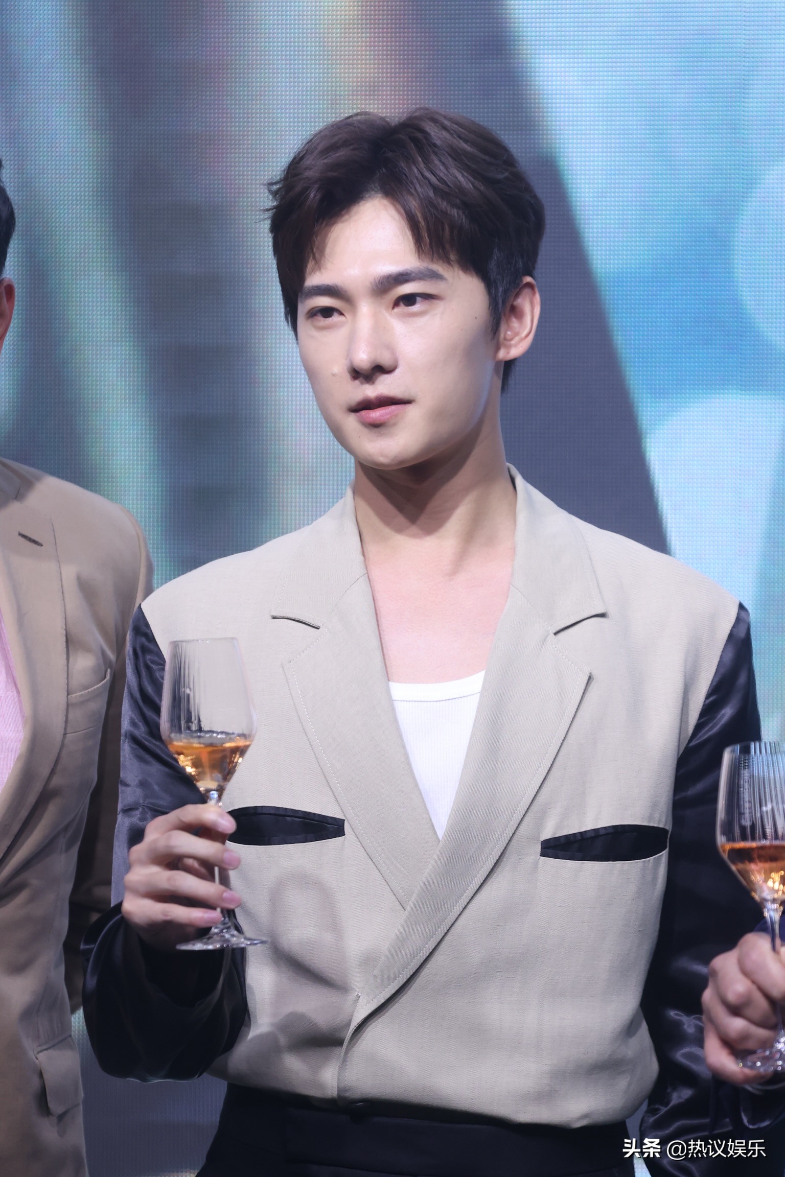 Yang Yang appeared in a brand event with a color matching suit and ...