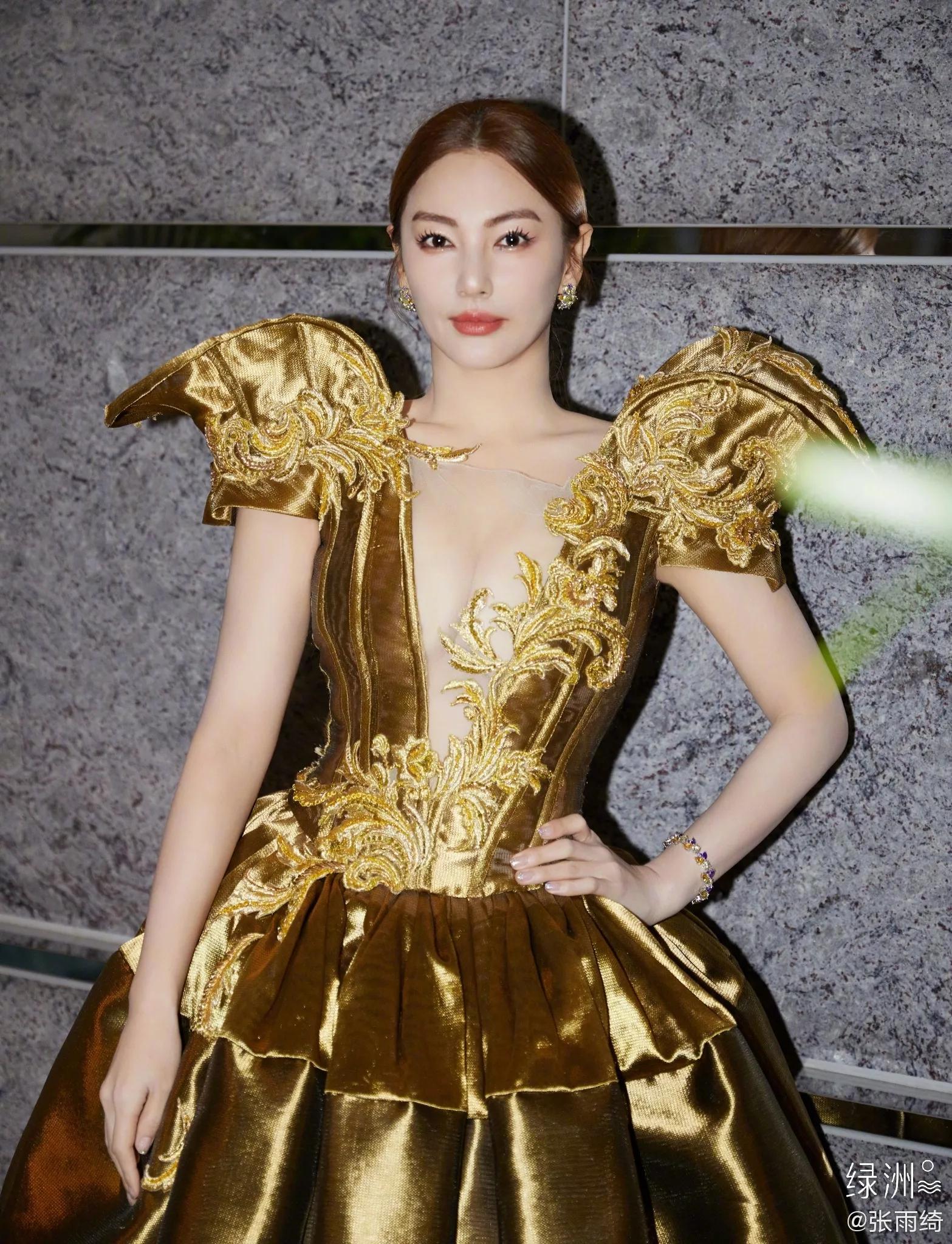 Zhang Yuqi walks on the red carpet like Cinderella's sister, singer ...