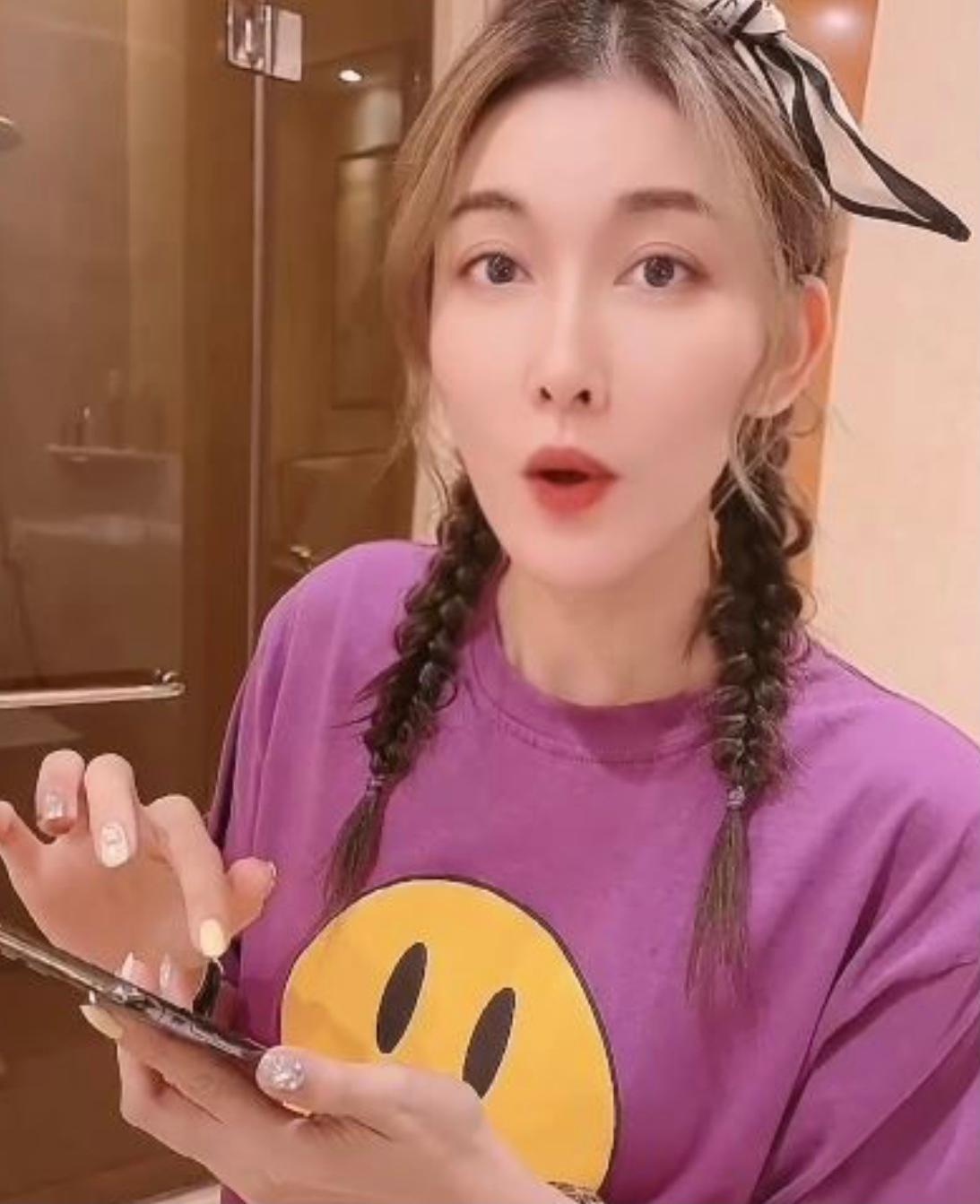 The 37-year-old Hong Kong actress Li Caihua waits for a female Internet ...