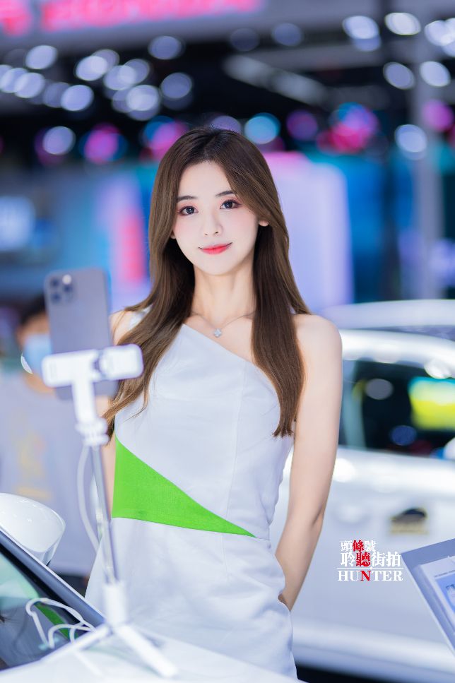 Internet celebrity car model May, she took short live videos in front ...