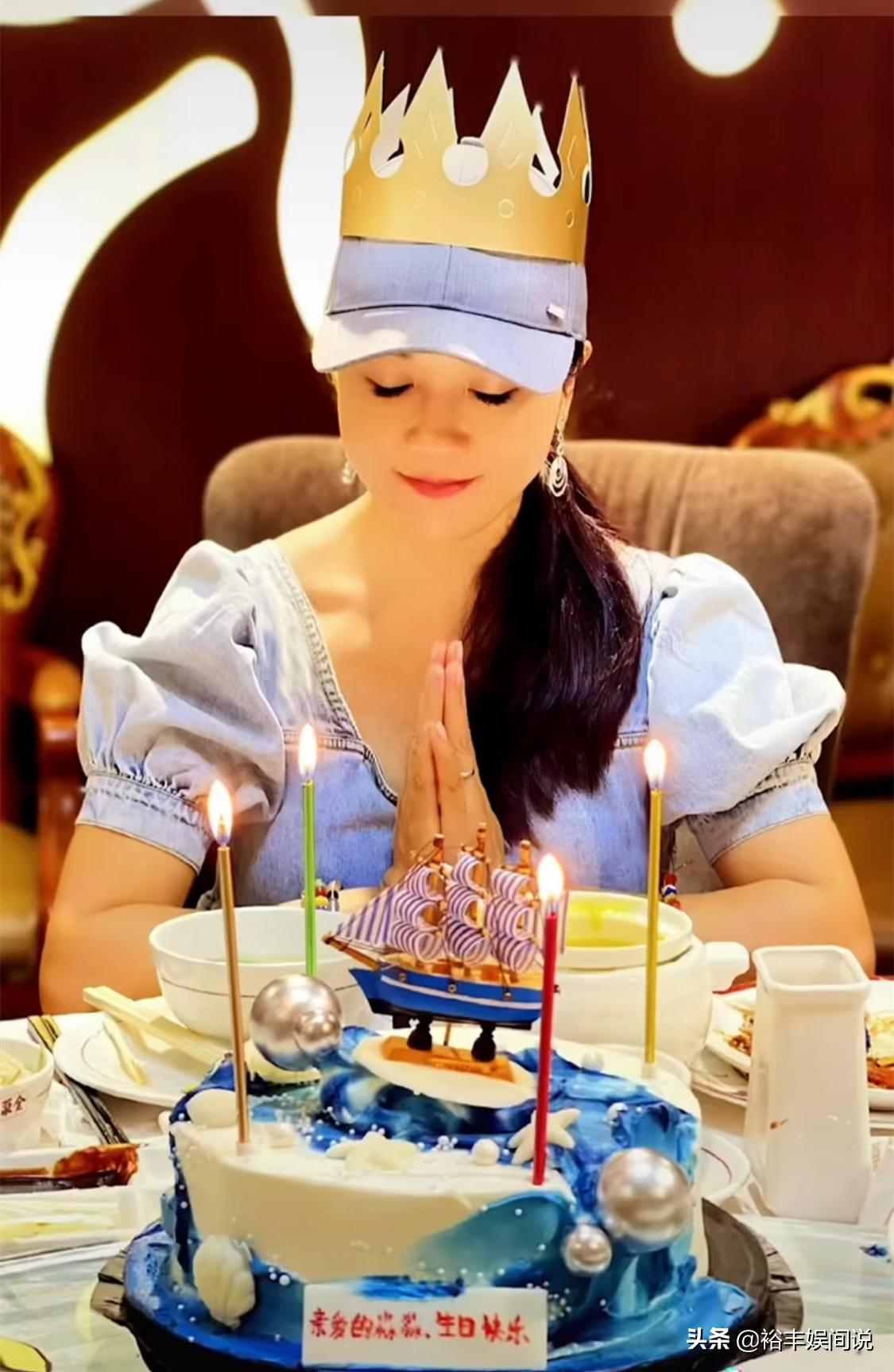 Married to a mysterious husband, living in a luxurious villa, "Little ...
