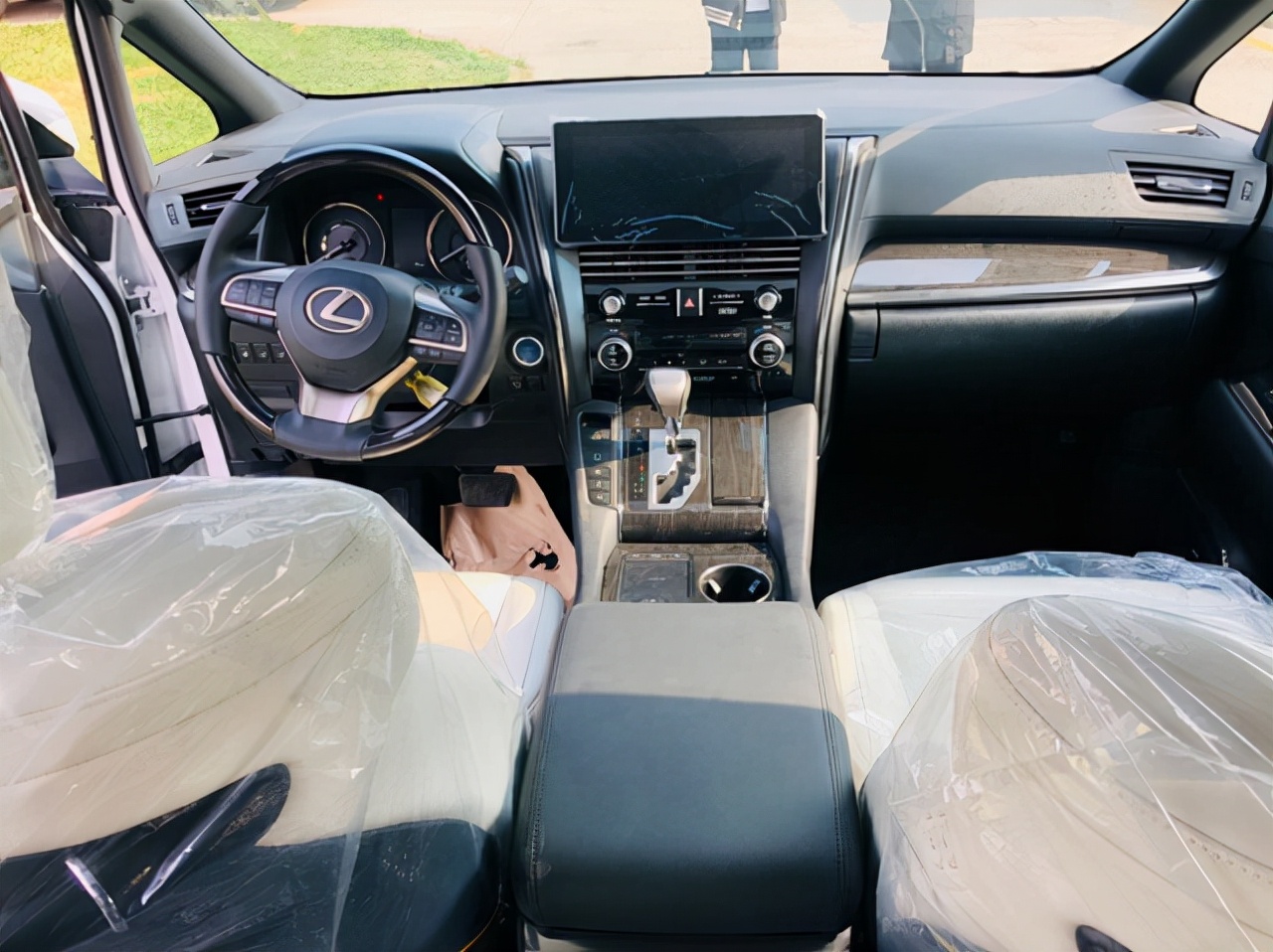 21 Lexus LM300 European Standard Taiwan Edition White - iNEWS