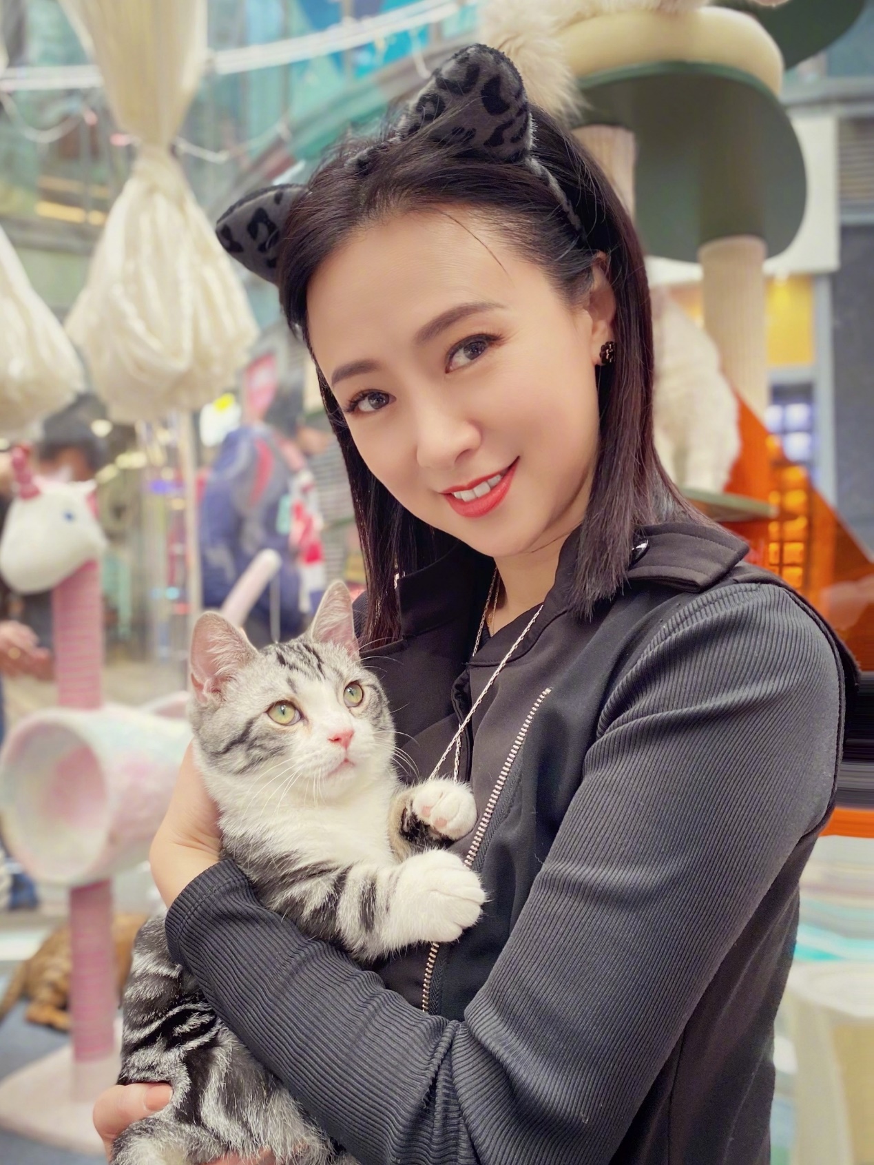 52-year-old Weng Hong is more attractive as he grows older, with long ...