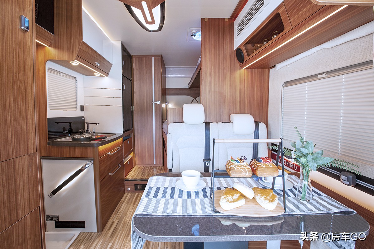 The 12V/48V dual-generation smart RV comes standard with 4 charging ...