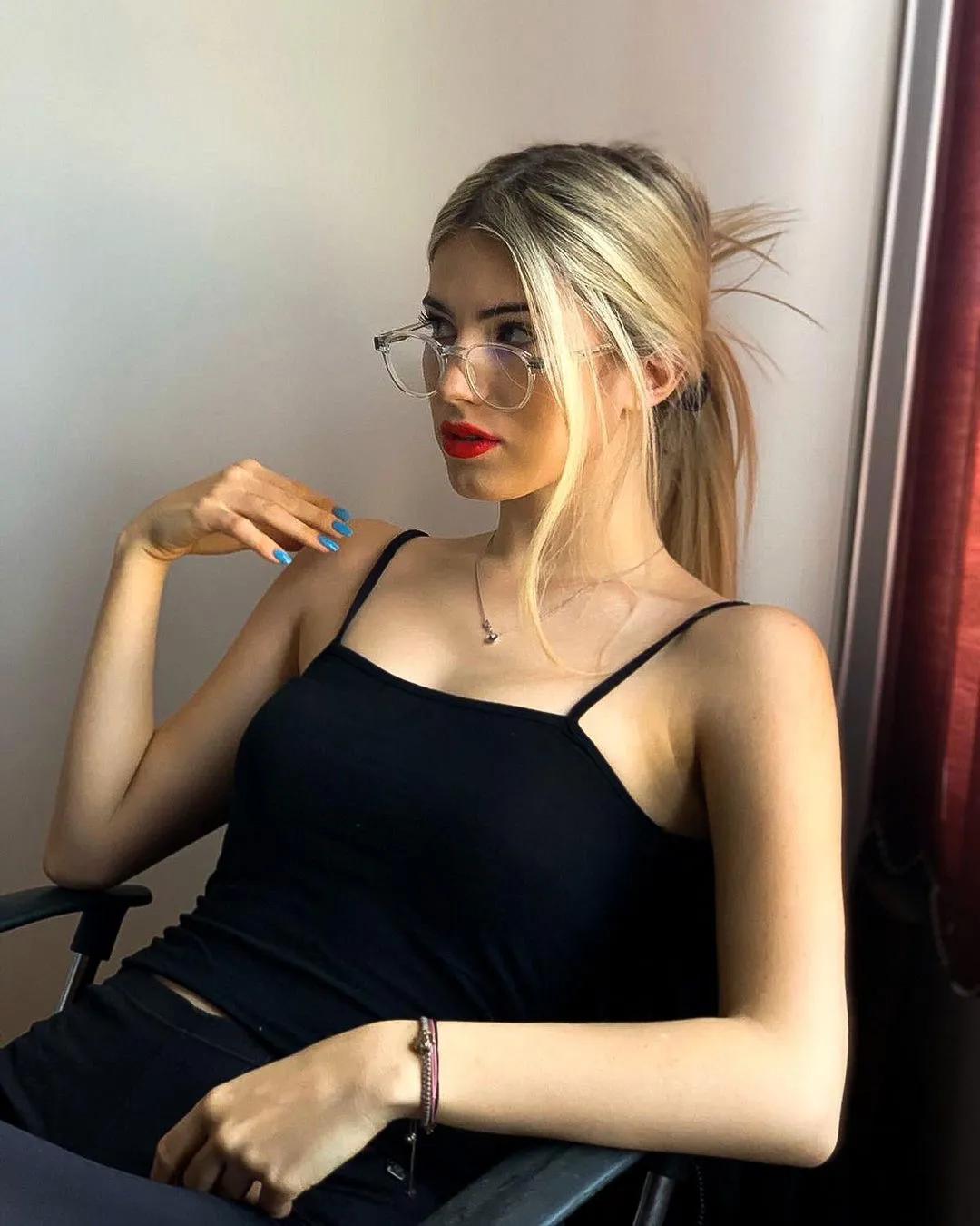 The beautiful fashion model anja keca, more than enough, light and not self-sustaining - iNEWS