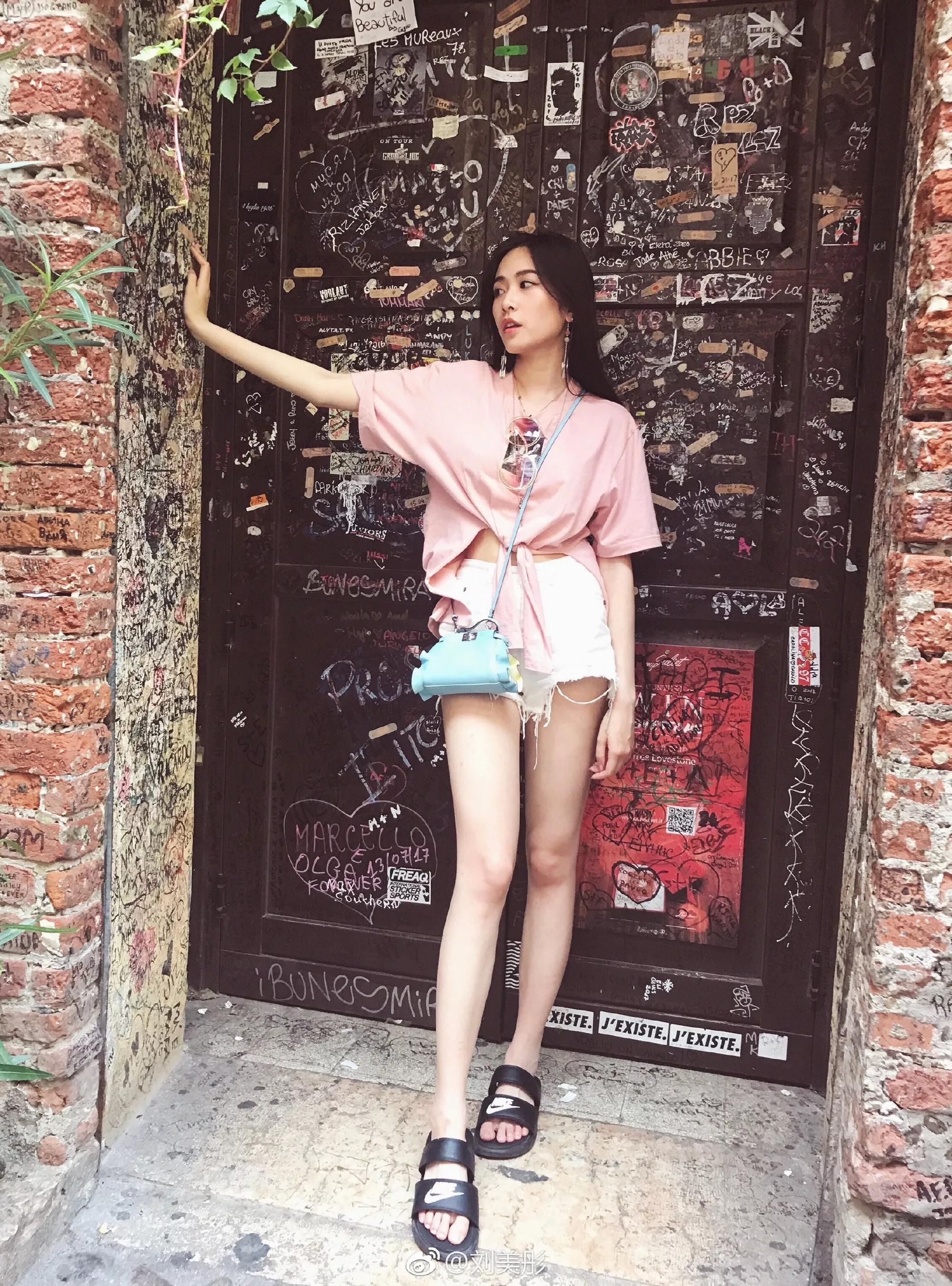 Liu Meitong with long legs is hard to distinguish between male and ...
