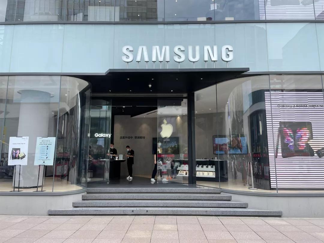 Head-to-head with Apple, what exactly does Samsung's flagship store on ...