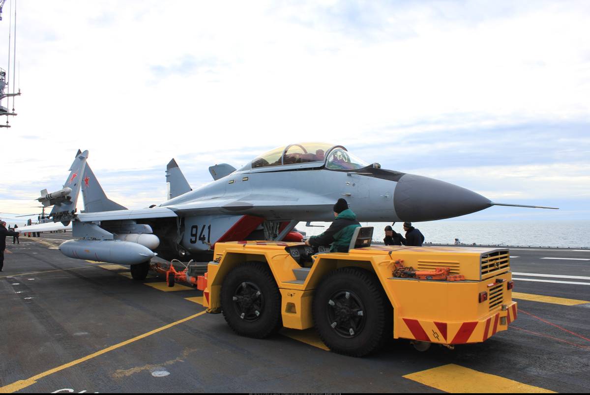 The aircraft carrier tractor is not unique to India!The United States ...