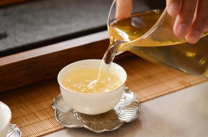 These celebrities who love to drink white tea have gained several ...