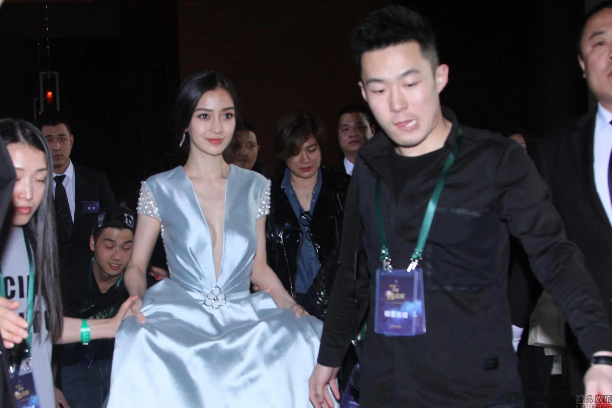 The celebrity travels with bodyguards and hugs them. It's time for the ...