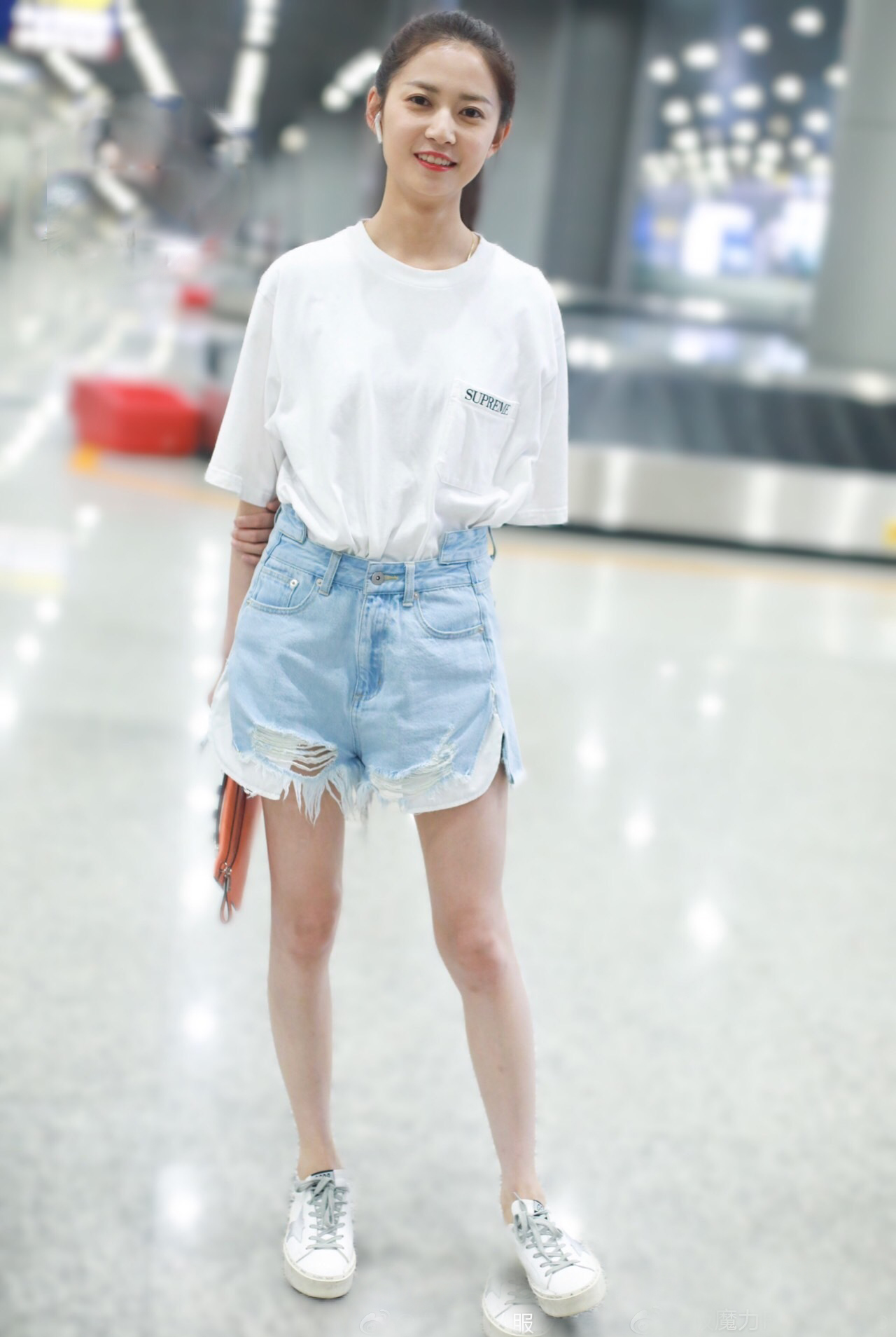 Amazed by Chen Yuqi, white T with denim shorts, simple but outstanding ...