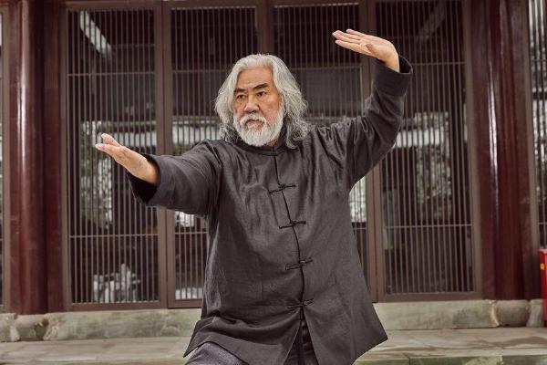70-year-old Zhang Ji is recent, driving a million luxury car with a ...