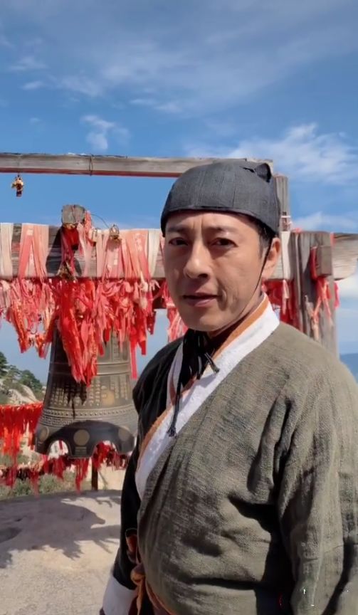 "The most handsome Linghu Chong" sells pajamas live, and the popularity is bleak, netizens ...