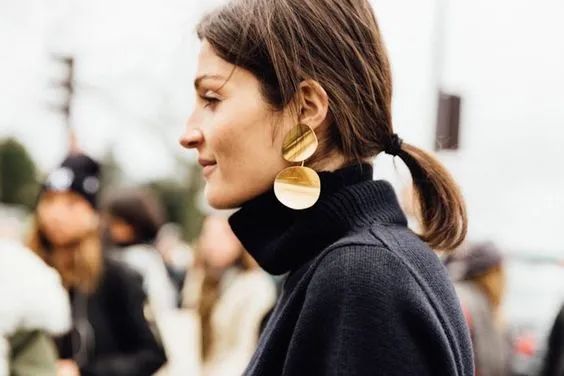 Use jewelry to enhance the fashion of sweaters. Have you gotten these 5 ...
