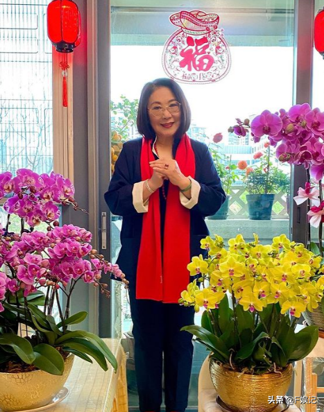 Li Siqi finished taking a photo with his third brother Chow Yun-fat - iNEWS