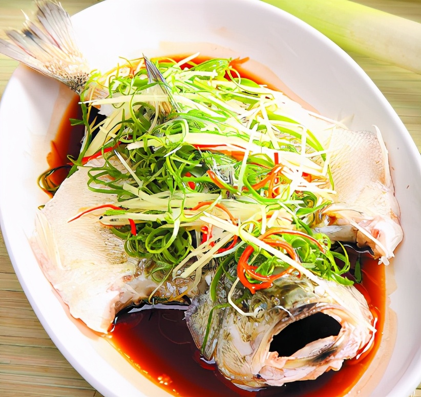 It is a big mistake to add salt when making steamed fish! The chef ...
