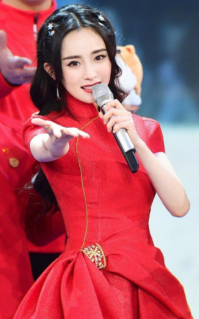 Yang Mi's CCTV Spring Festival Gala debut, wearing a red cheongsam ...