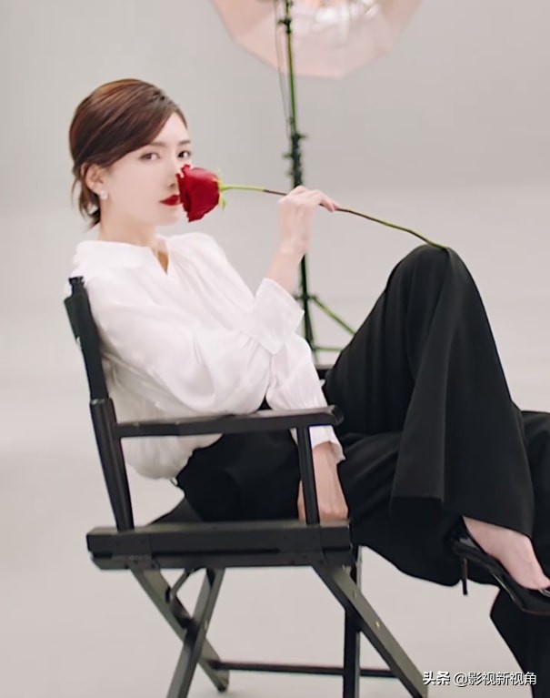 Jiang Shuying took a lip gloss promotional video, wearing a white shirt ...
