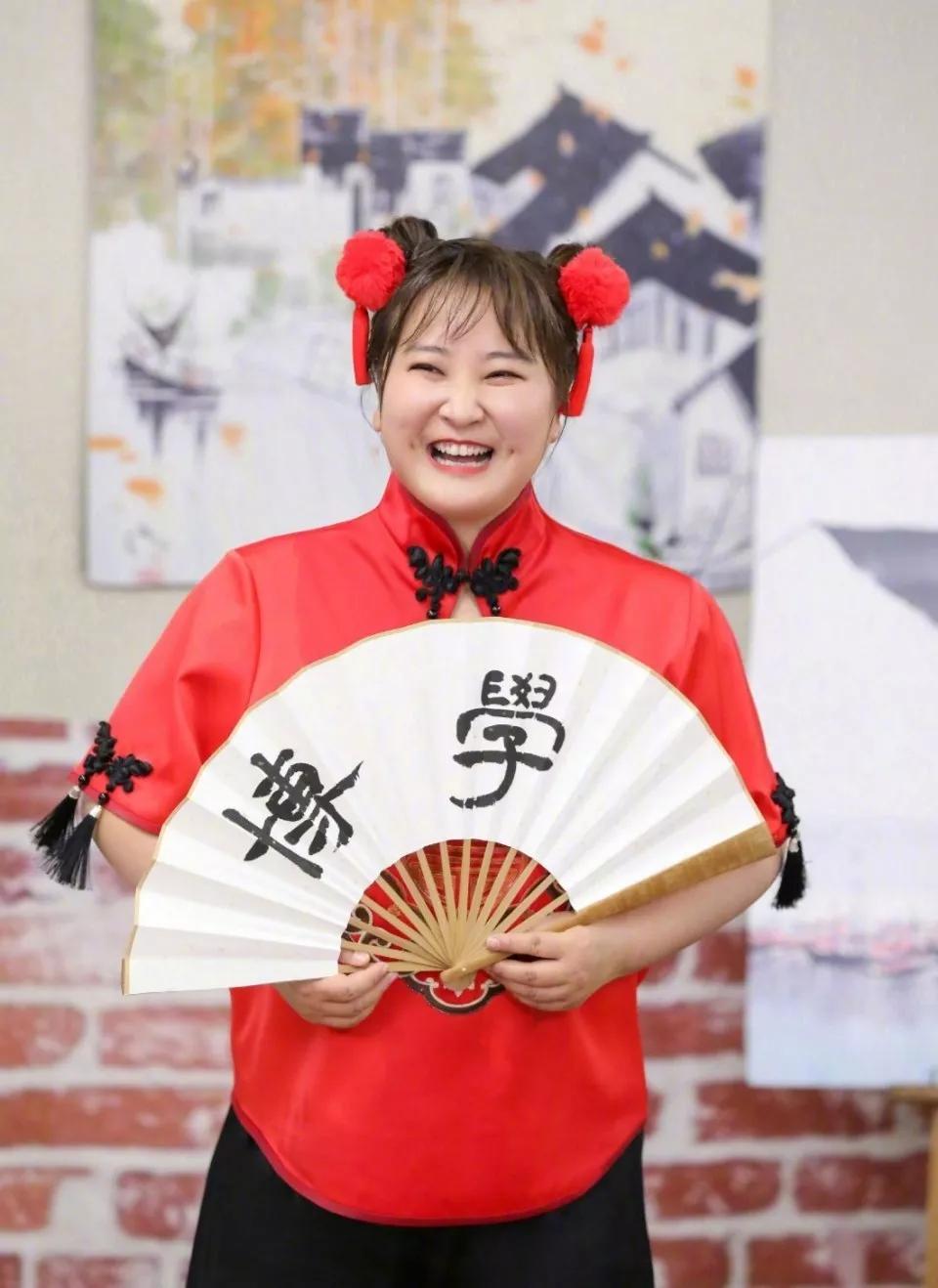 Jia Ling's cute and festive Chinese doll look is too cute - iNEWS