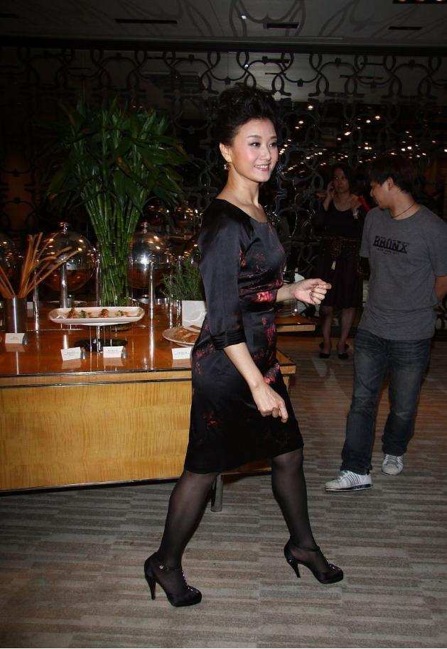 Song Zuying is a rare and fashionable one. Wearing a printed dress with ...