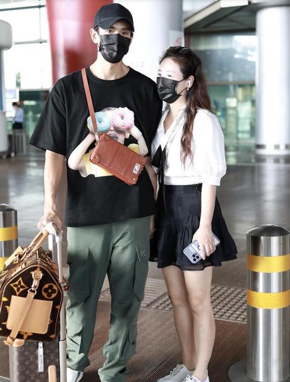 Jing Chao and his 6-year-old wife, Li Lin, showed up at the airport ...