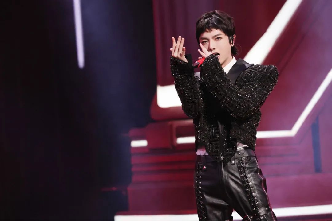 Singer Hua Chenyu Live on the double 11 carnival night stage, the next ...