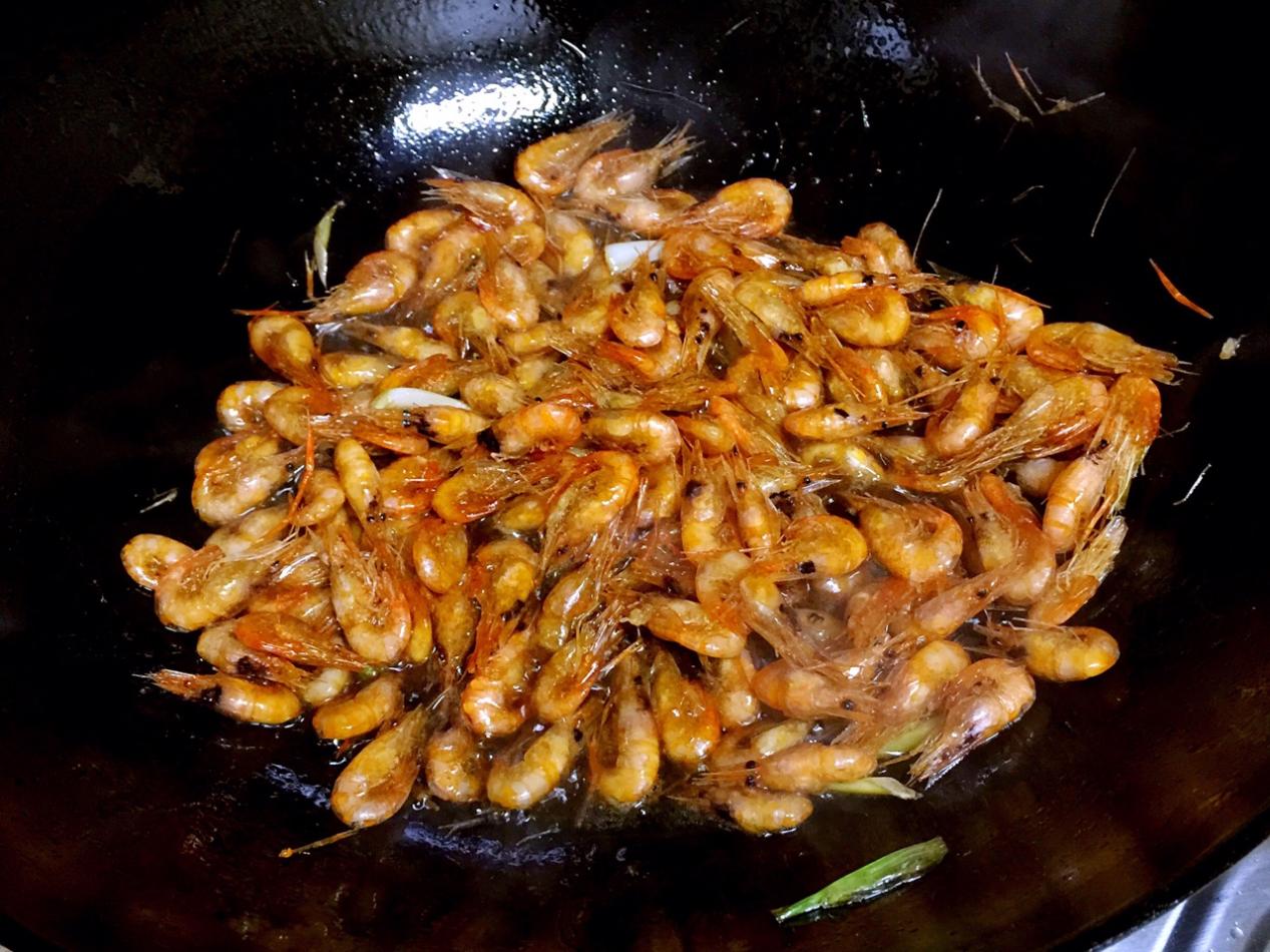Sautéed small river prawns in oil, simple and crispy, delicious, served ...