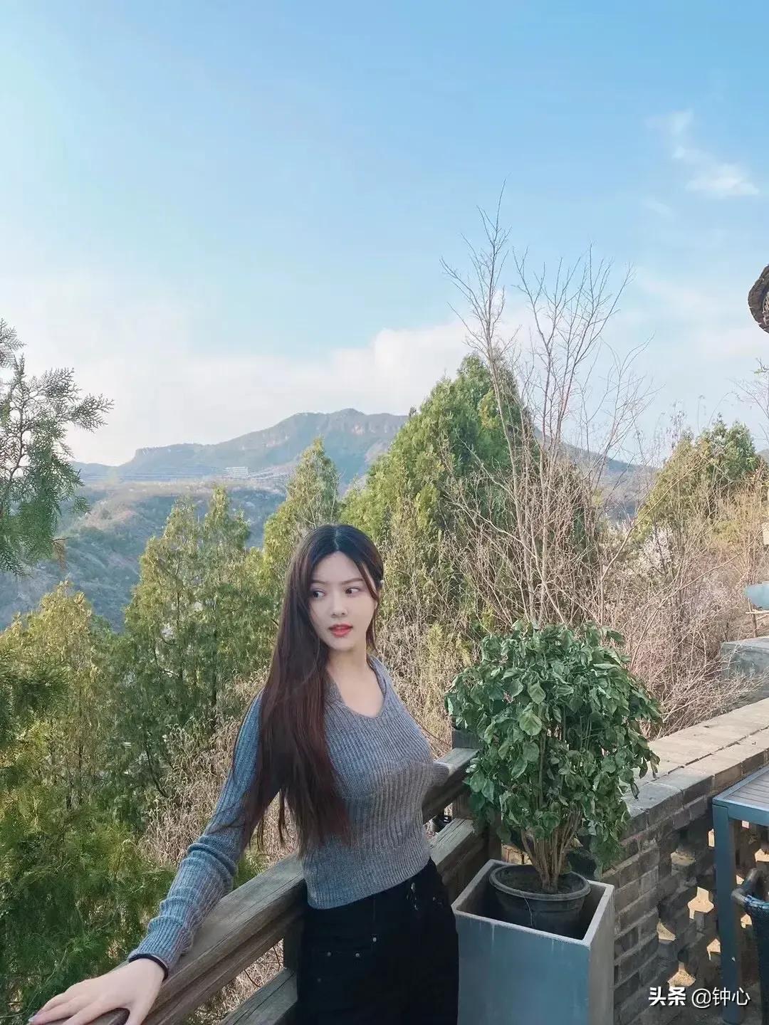 Singer and actor, she not only sings, has a good figure, but also has ...