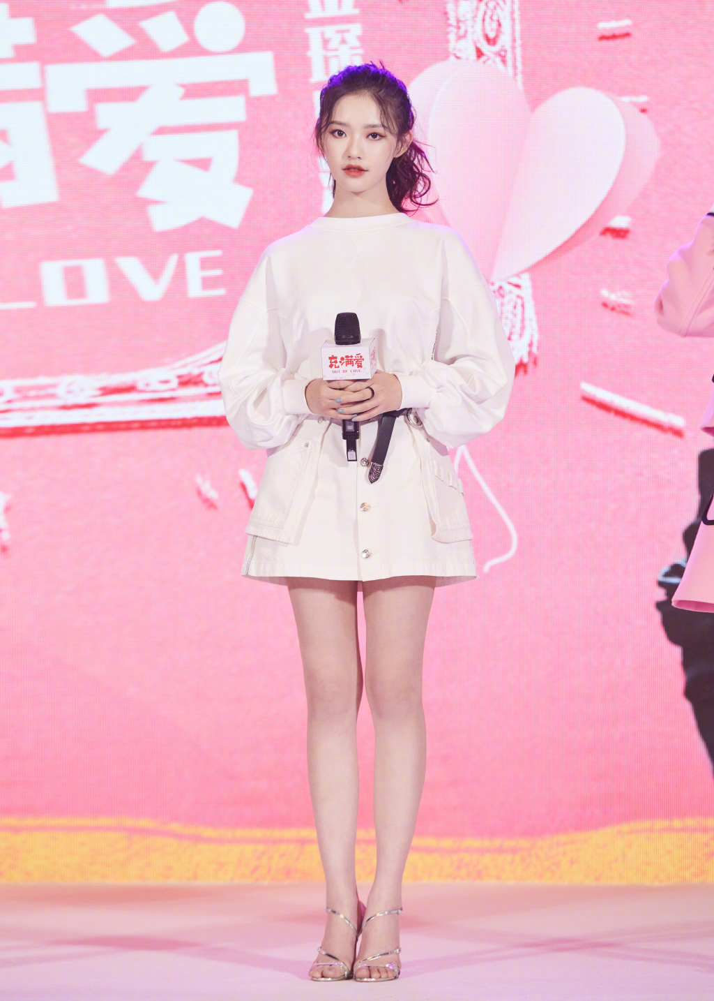 Celebrity Legs Picture-Lin Yun - iNEWS