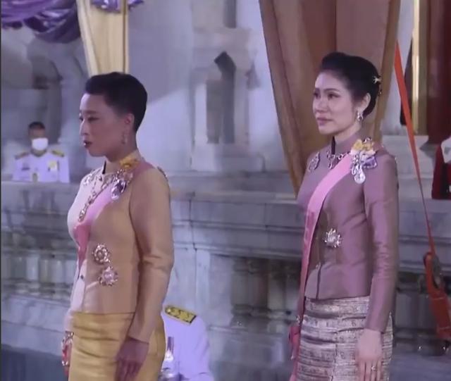 The king of Thailand showed a sweet picture with Sutida, and the two interacted so lovingly ...