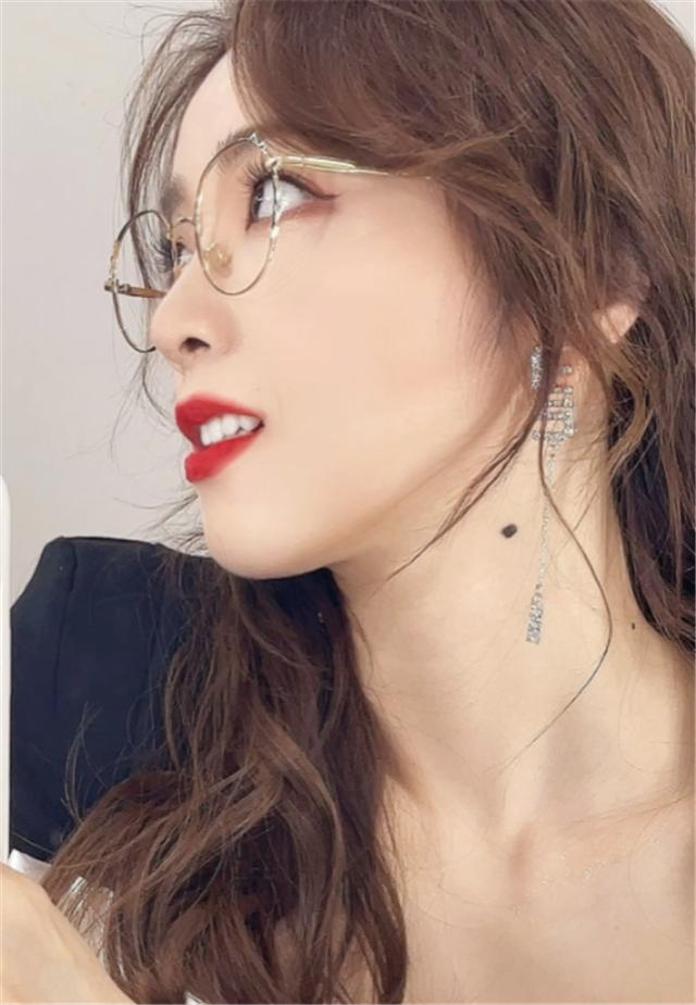 Is Yu Shuang not hiding anymore?Specially exposed the mole on the neck ...