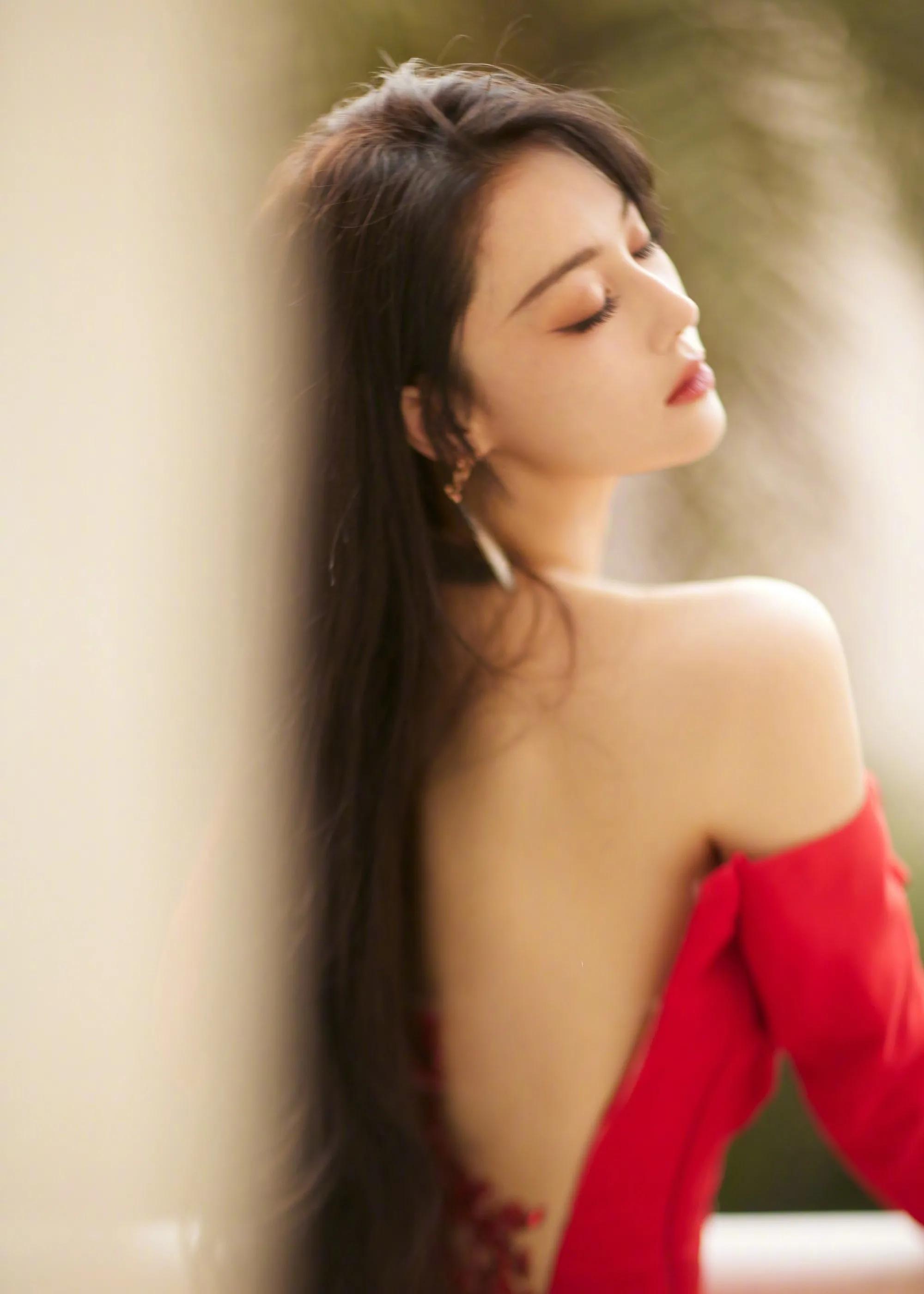 34-year-old Zhang Xinyu has wavy long hair for the first time, a hot figure, no cloth on the ...