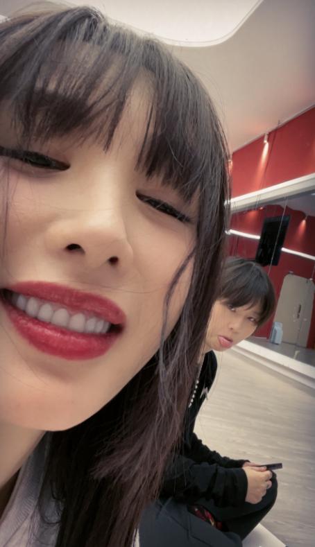 Li Fei'er celebrates Zhou Bichang's birthday, Zhou Bichang sticks out ...