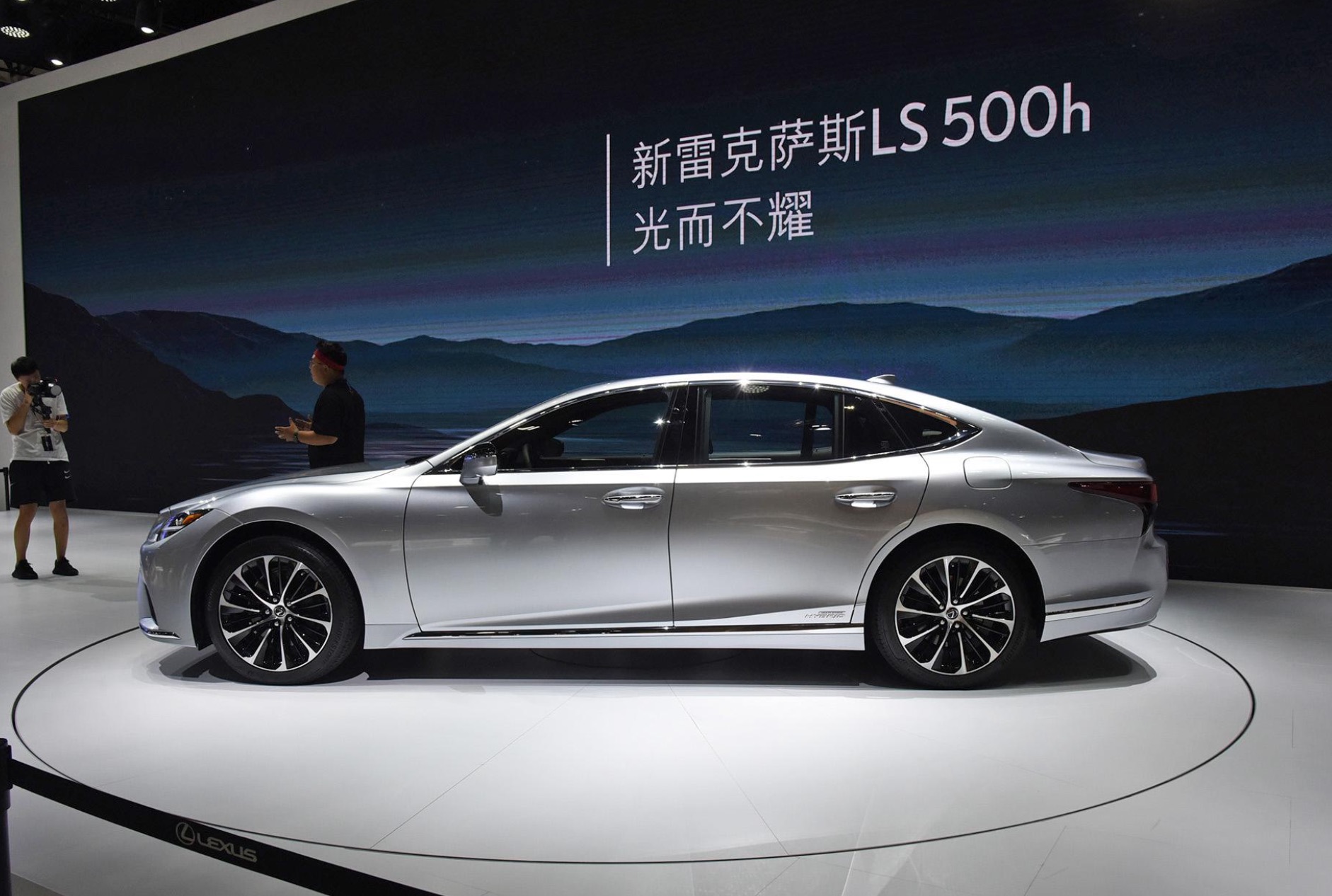 A recognized Japanese luxury car, 5.2 meters long, equipped with a V6 ...