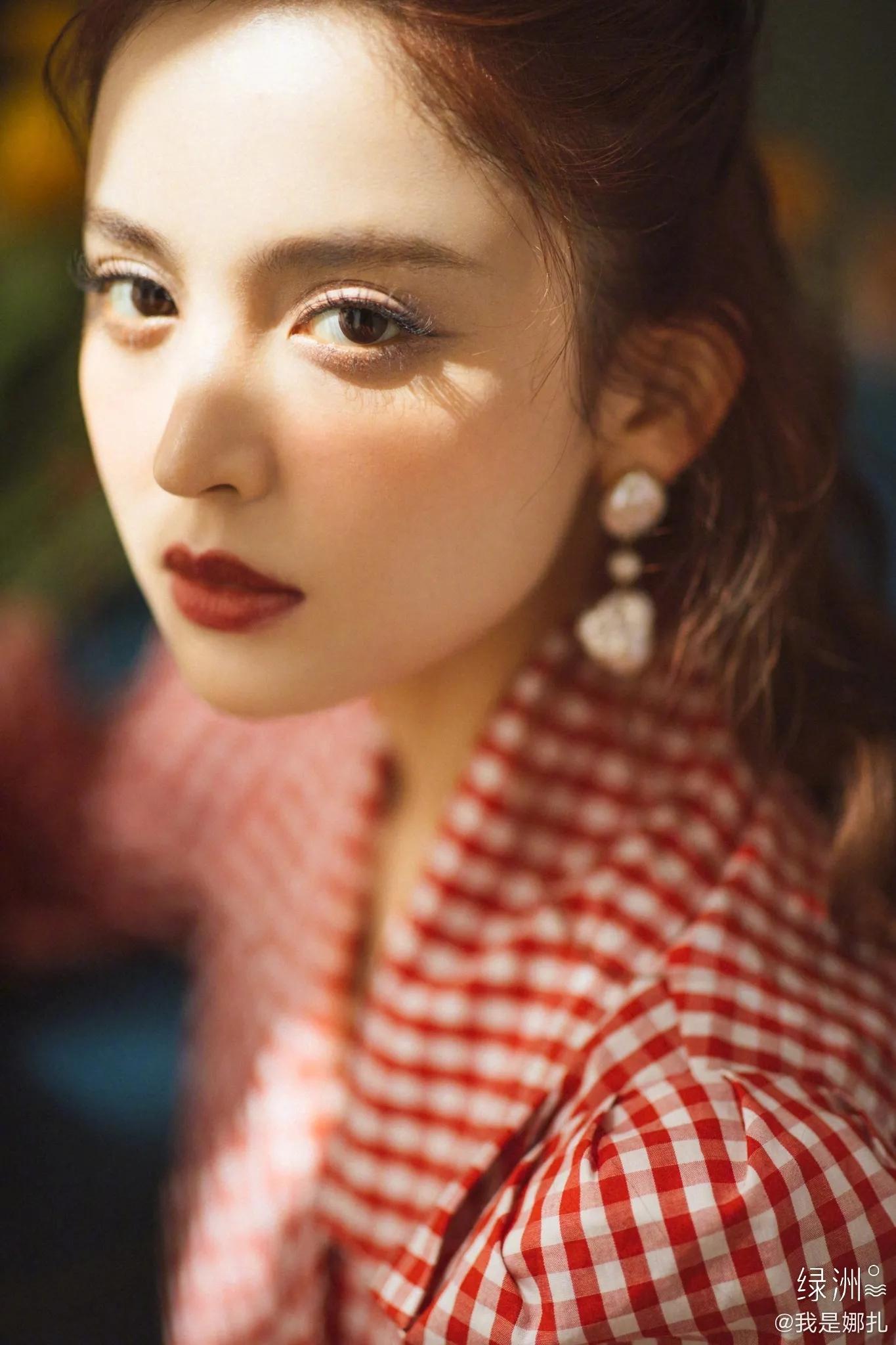 Guli Nazha used a bath towel as a reflector to take pictures. Guli ...