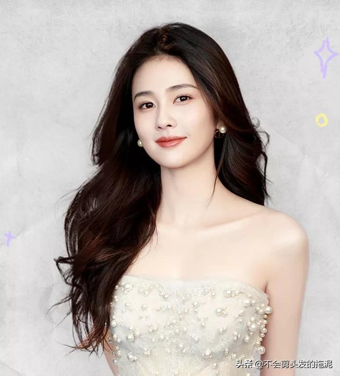 Liu Shishi, Bai Lu, Zhang Jingyi, small flowers in the background ...