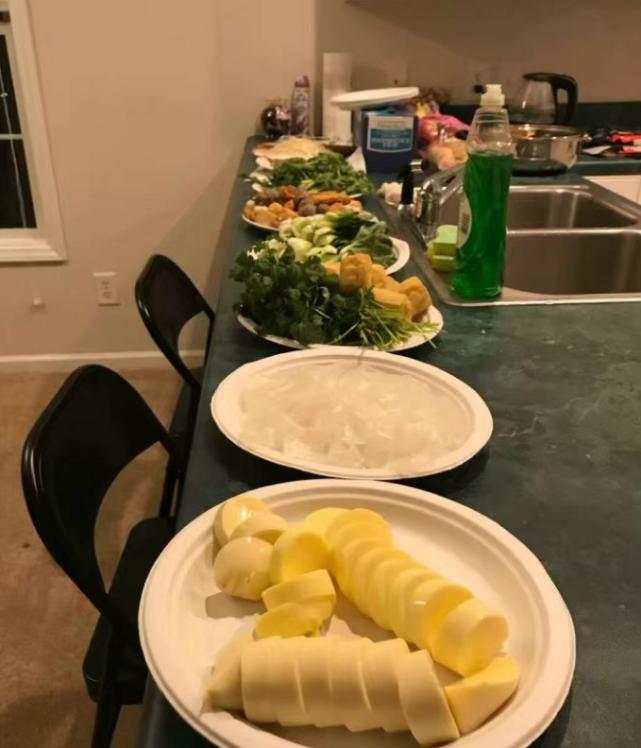 I work part-time in a Chinese restaurant in the United States, with a ...