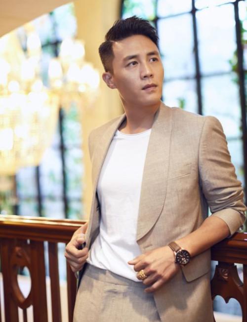 Du Chun shows off his body!Do push-ups and back press equipment, and ...