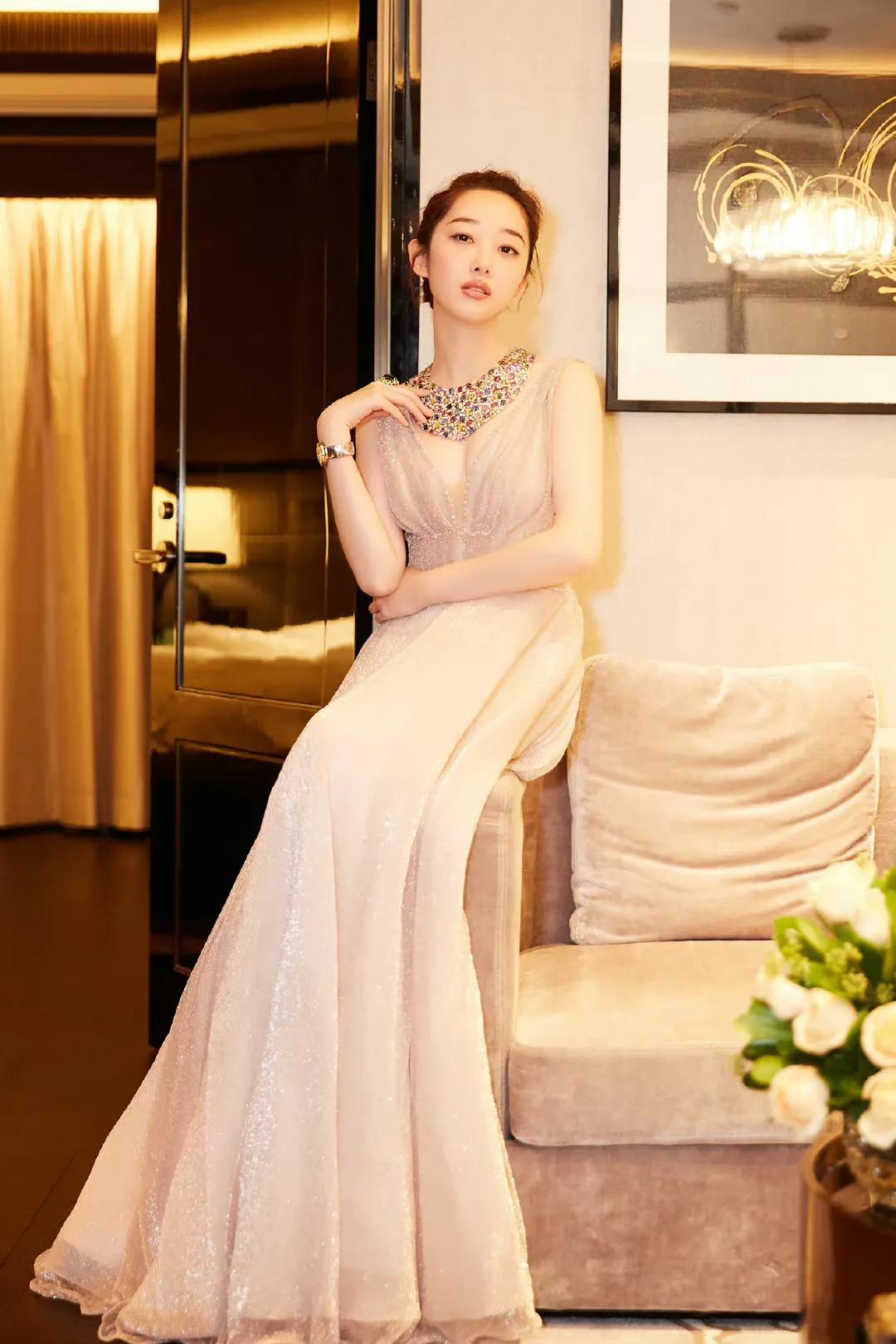Intellectual elegance Jiang Mengjie - iNEWS