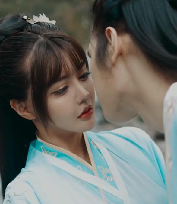 After Han Anran and Ma Zexin received the certificate, there is still a photo with Mr. Piggy at ...