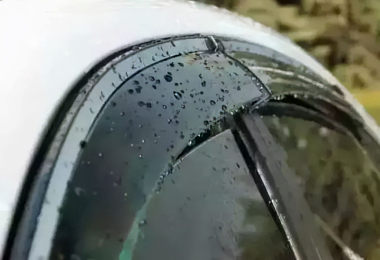Should the car window glass have rain eyebrows?Let the old driver tell ...