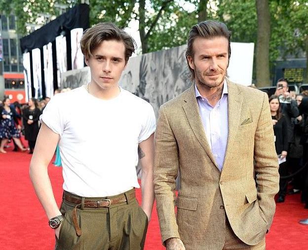 Beckham is the perfect husband!The couple took a group photo to ...