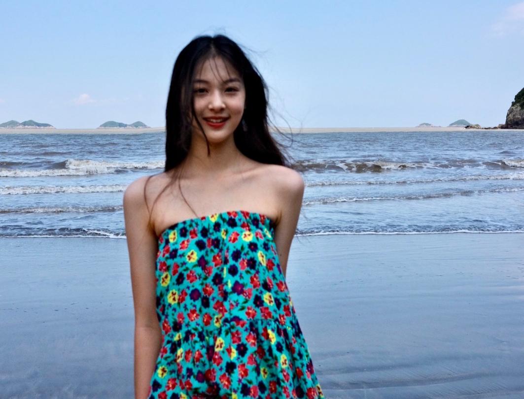 Gu Yuhan has a cool photo on the beach, wears a tube top dress and hits ...