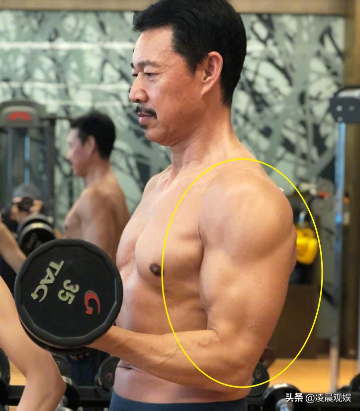 After taking a photo with Yang Yang, Zhang Fengyi showed up in the gym ...