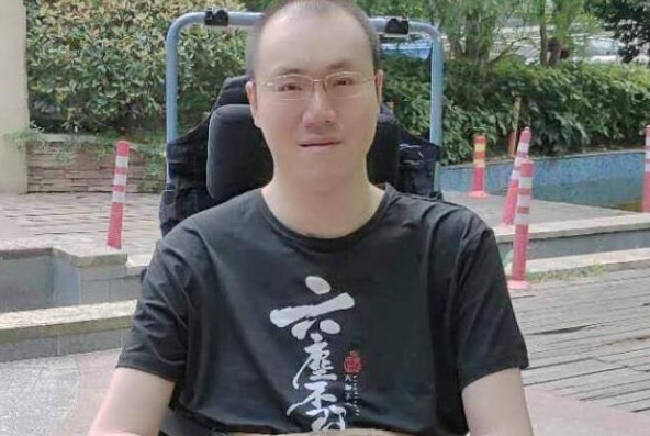 Tang Miao was paralyzed for 13 years. Both his mother and his wife ...