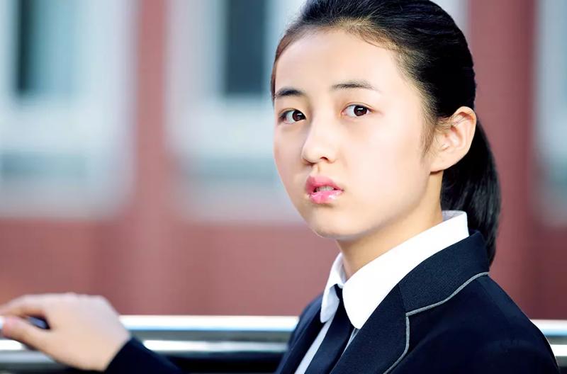 I only serve these 3 female celebrities who have small eyes but are ...