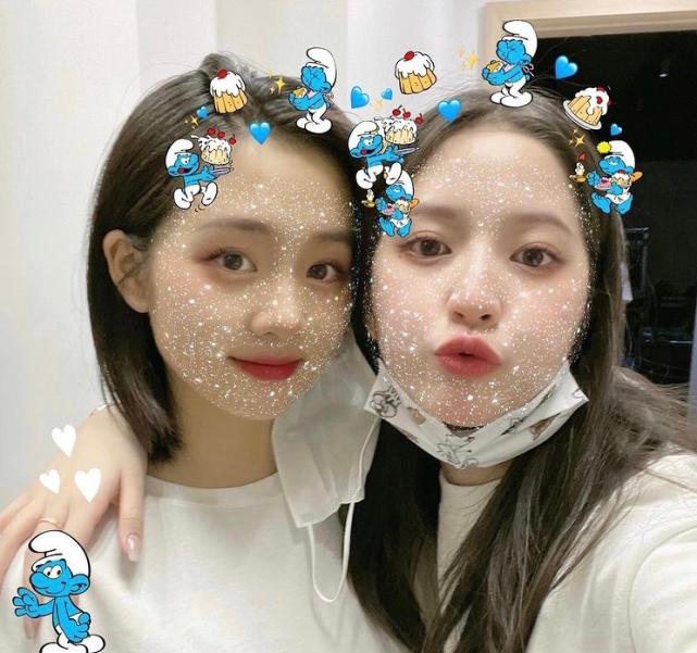 Ouyang Didi watched Huang Duoduo's drama and gave flowers, the two ...